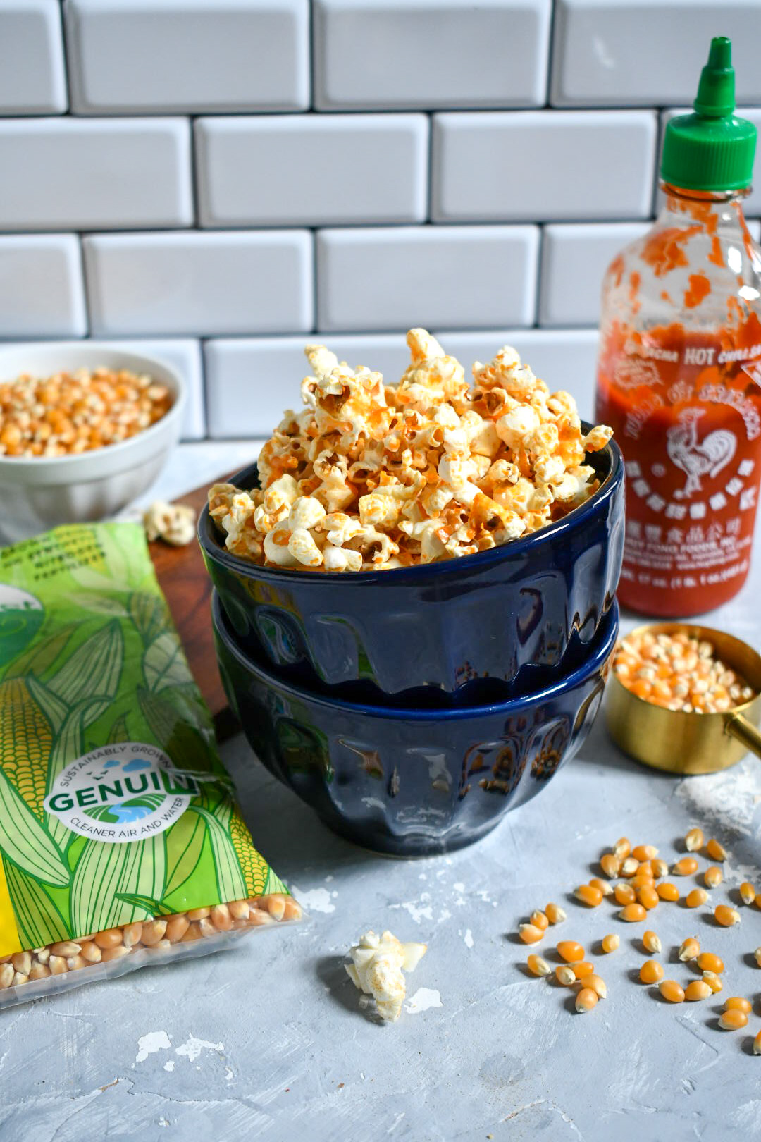 Spicy Sriracha garlic popcorn – The table of spice
